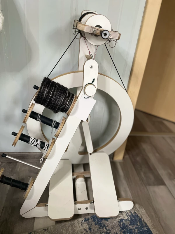 Modernes Spinnrad einfach erklärt | Rock meets Wool